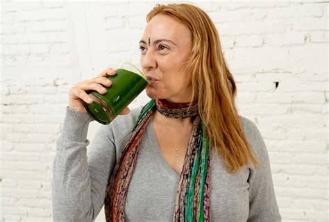 녹색 야채 스무디의 지주 유리를 웃 고 명랑 한 여자는 새로운 라이프 스타일 피트 니스 Ayurveda 다이어트 영양 및 건강