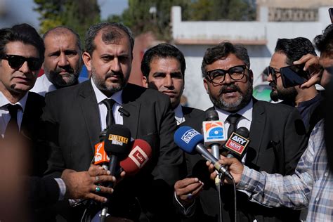 شاهد عمران خان يواجه حكماً بالسجن 14 عاماً في قضية تسريب وثائق سرية
