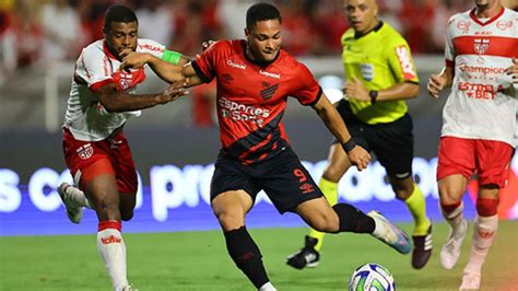 De melhor ataque a três jogos sem marcar Athletico cai de produção