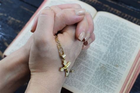 Крест руки человека с книгой на темном фоне Стоковое Фото изображение