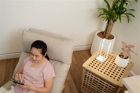 집에서 온라인 쇼핑을 위해 신용 카드와 휴대 전화를 사용하는 노인 여성 45 49세에 대한 스톡 사진 및 기타 이미지 45