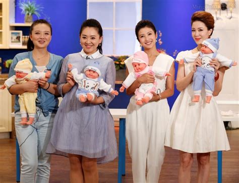 《春妮的周末时光》左起：演员孙茜、月亮姐姐、春妮、主持人李文静（115） 图片 名腿网
