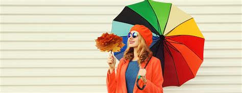 하얀 바탕에 빨간 코트와 베레를 입은 화려한 우산과 노란 단풍나무 잎을 가진 행복한 쾌활한 미소 젊은 여성의 가을 초상화 20 29세에 대한 스톡 사진 및 기타 이미지