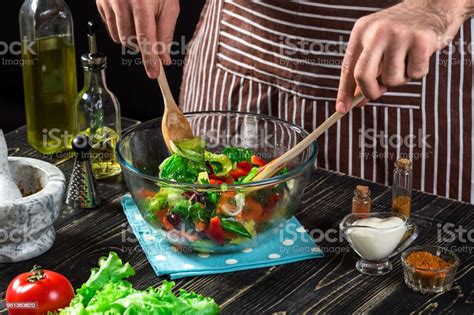 나무 테이블에 신선한 야채와 함께 샐러드를 준비 하는 남자 맛있고 건강 한 음식을 요리 가정 생활에 대한 스톡 사진 및 기타