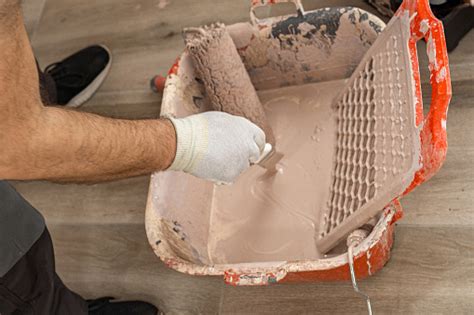 아파트 벽을 칠하는 동안 페인트 트레이에 페인트 롤러를 담그는 중년 성인 남성 40 44세에 대한 스톡 사진 및 기타 이미지 40 44세 Diy 가정 생활 Istock