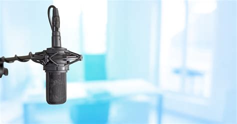 팟캐스트 배경 녹음 스튜디오 마이크와 복사 공간이 있는 파란색 사무실 배경 방송 또는 저널리즘 배너를 위한 미디어 작업 공간