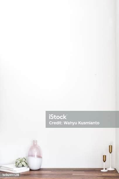 고급 제품 전시 인테리어 디자인 장식 수직 배경 3d 렌더링을 위한 나무 바닥이 있는 빈 깨끗한 벽지 벽 0명에 대한 스톡 사진 및 기타 이미지 Istock