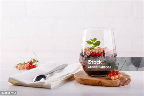 흰색 테이블에 유리에 신선한 건포도 열매와 Chia 푸딩 Superfood 건강 한 먹는 0명에 대한 스톡 사진 및 기타 이미지