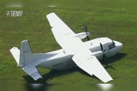 美国小型飞机成功迫降 一名飞行员千米高空“无伞坠落”摔死迫降飞行员高空