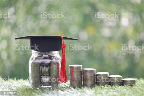 유리 병에 졸업 모자와 자연 녹색 배경에 동전 돈의 스택 교육 및 가족 금융 개념에 대한 돈을 절약 0명에 대한 스톡 사진 및 기타 이미지 Istock