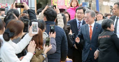 시민들과 인사 경향포토