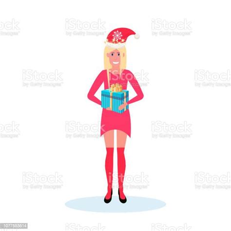 여 자가 빨간 드레스 모자 해피 뉴 메리 크리스마스 개념을 입고 선물 상자를 들고 플랫 여성 만화 캐릭터 고립 된 전체 길이 12월에 대한 스톡 벡터 아트 및 기타 이미지