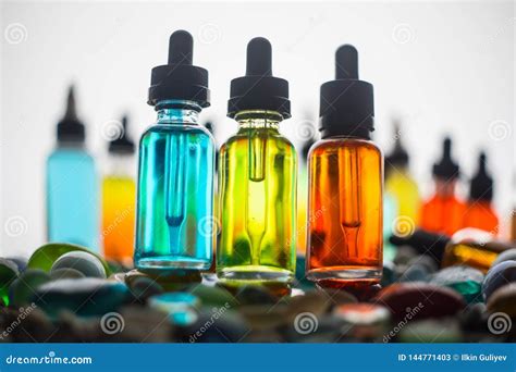Conceito De Vape Garrafas De Vidro Coloridas Bonitas Do L Quido Do Vape