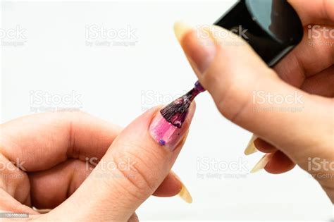 매니큐어를하고 여성의 손 흰색 배경에 골드 반짝이 색상의 매니큐어 스킨 앤 네일 케어 살롱 컨셉 다중 색상에 대한 스톡 사진 및