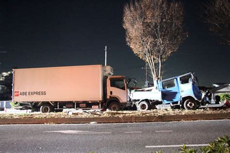 男性2人死亡夕方に作業中、衝突したトラックに巻き込まれる 片側2車線の直線道路 トラック2台を停車させ、2人が作業中3台目のトラックが