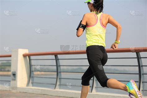 年轻的健身女运动员在海边跑步