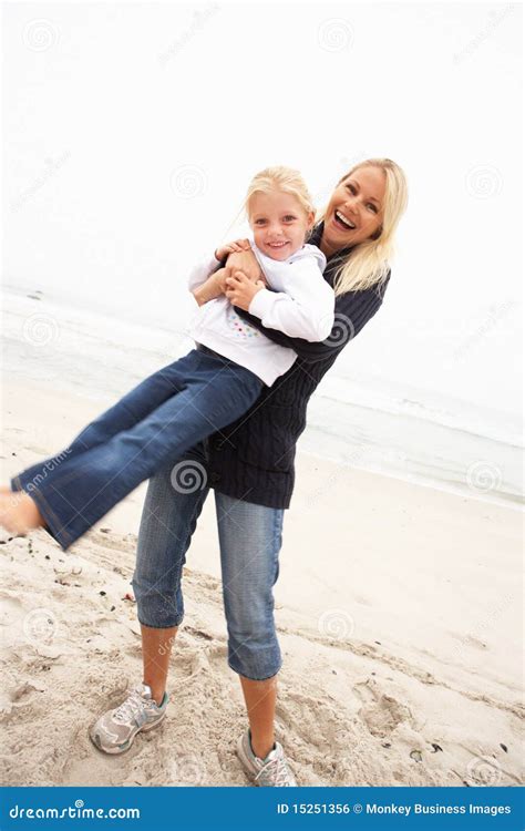 Moeder En Dochter Op Vakantie Die Pret Op Strand Heeft Stock Foto