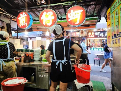 洪記蚵仔煎廟東夜市老牌蚵仔煎專賣店 料多味美搭配空心菜最對味 熱血台中