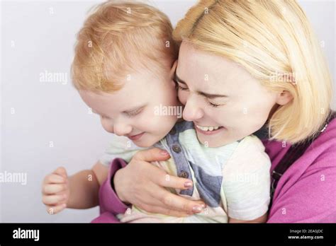 Jeune Tante S Amusant Avec Son Petit Neveu Sur Fond Blanc Relations