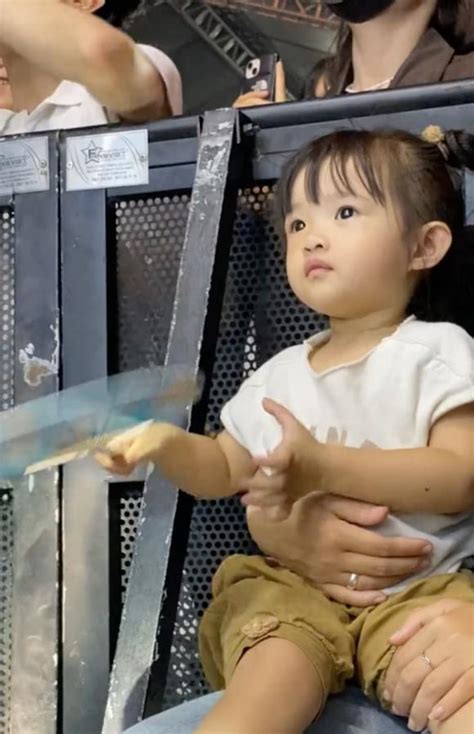 Đông Nhi đẹp không tì vết khi bị quay lén phản ứng con gái khi nghe mẹ