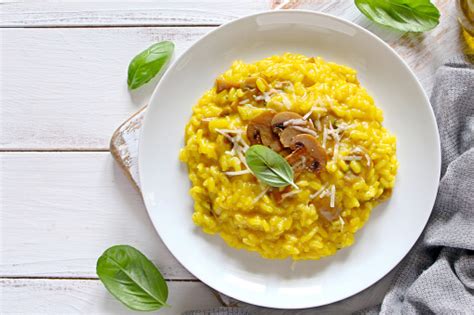 버섯 사프란 파마산 치즈를 곁들인 전통 이탈리아 리조또와 화이트 와인이 함께 제공됩니다 개념에 대한 스톡 사진 및 기타 이미지 Istock