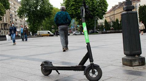 У Львові підліток на електросамокаті врізався в авто госпіталізований з переломом ноги Читайте
