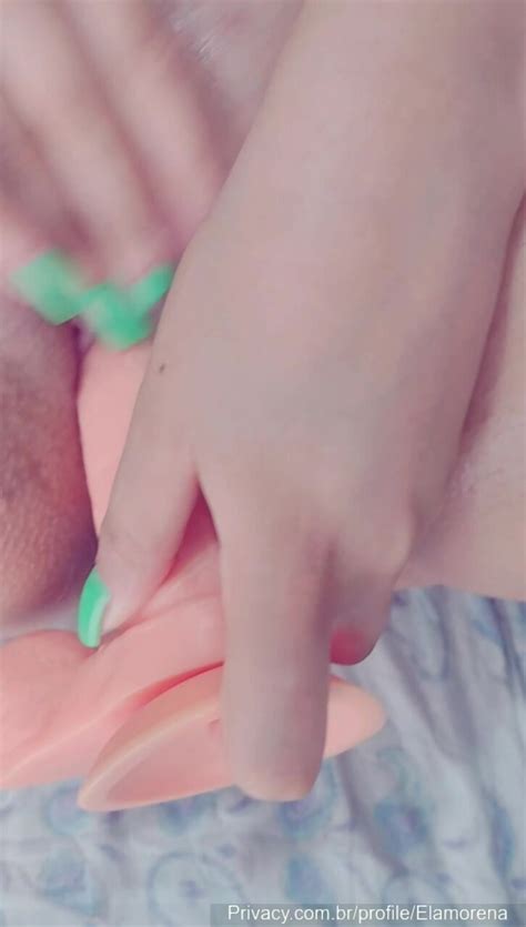 어린 소녀가 정액을 낼 때까지 고무 거시기로 보지를 섹스하는 진짜 그녀 갈색 머리 Cnnamadorcom