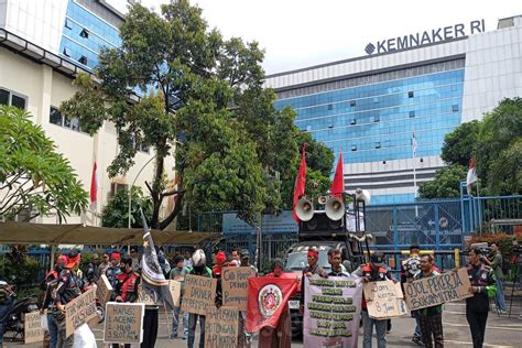 Massa Demo Ojol Mulai Berdatangan ke Kemnaker, Tuntut THR dalam Bentuk Uang