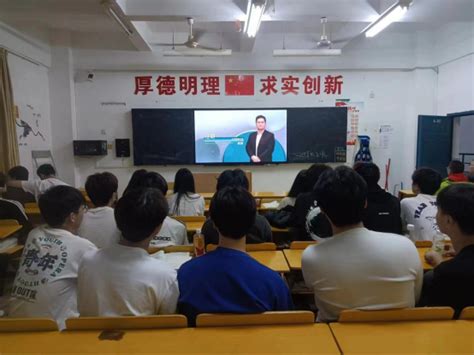 学校各班级组织观看“千万高校学生同上一堂国家安全教育课”学工信息南昌工业工程学校