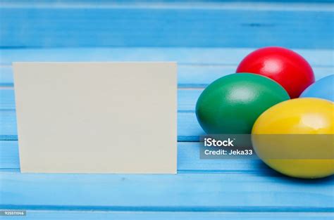 부활절 카드입니다 축 하에 대 한 복사 공간와 푸른 나무 배경에 부활절 달걀을 그린 3월에 대한 스톡 사진 및 기타 이미지 3월 4월 개념 Istock