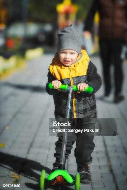 행복하고 감성적인 유아는 길을 따라 공원에서 세 바퀴 스쿠터를 타고 가을에 대한 스톡 사진 및 기타 이미지 가을 걷기 공원 Istock