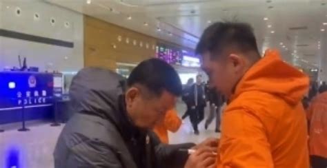 记者：泰山队抵达长春备战中超联赛，崔康熙认真为球迷签名腾讯新闻