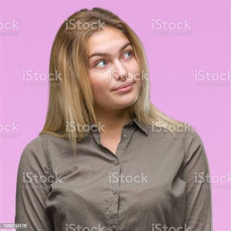 격리 된 배경 얼굴 자연의 표현에 미소 쪽으로 멀리 보고 이상 젊은 백인 비즈니스 여자 자신감을 웃 고 있다 감정에 대한 스톡