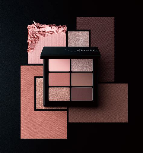 풍부한 컬러감과 빛이 흐르는 듯한 독보적인 광채