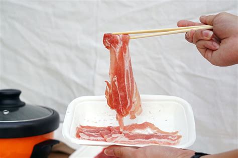 샤브 샤브 또는 스키야키라고도 하는 일본식 전골에 얇게 썬 생 돼지고기는 일본식입니다 0명에 대한 스톡 사진 및 기타 이미지
