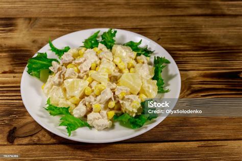 나무 테이블에 닭 가슴살 달콤한 옥수수 통조림 파인애플과 마요네즈와 축제 샐러드 건강한 식생활에 대한 스톡 사진 및 기타 이미지 건강한 식생활 고기 공휴일 Istock