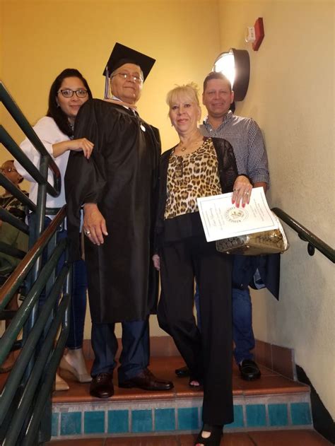 Saliendo De La Ceremonia De Graduacion Academics Academic Dress