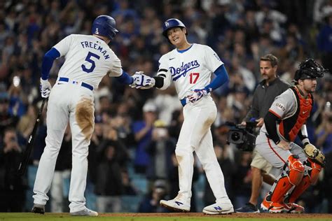 今季初本塁打を放ち、フリーマン（左）に出迎えられるドジャース・大谷（ap） スポニチ Sponichi Annex 野球