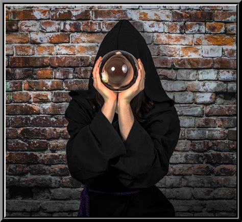 セクシーなブルネットの占い師がおっぱいを丸出しにし水晶玉を持ってポーズをとる NakedPics
