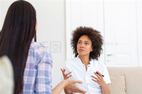 客户高清图片 正在接受治疗的女性 细心的心理学家 细心的心理学家手里拿着铅笔，一边听客户说话一边做笔记 商务办公免费下载格式编号