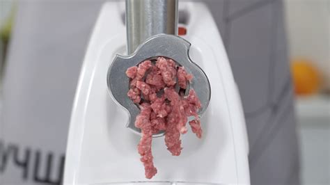 채우기는 생 고기 분쇄기 체를 통해 나옵니다 그라인더가 닫힙습니다 다진 고기 더미 신선한 다진 고기와 전기 광부 기계 전기 고기 분쇄기로 다진 쇠고기의 준비 가루로 빻은에