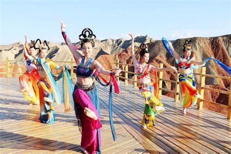 甘肃张掖唯美飞天舞动七彩丹霞 人民图片网