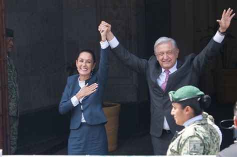 Así recibió AMLO a Sheinbaum en las puertas de Palacio Nacional Video Proceso