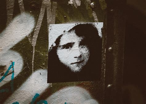 Foto Zum Thema Ein Blatt Papier Mit Dem Bild Einer Frau Darauf Kostenloses Bild Zu