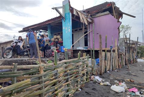 Gelombang Tinggi Robohkan Rumah Warga Setuju Relokasi