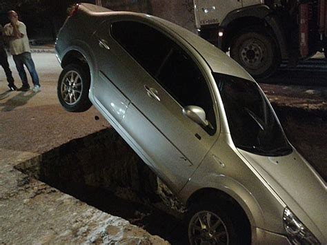 G1 Carro Cai Em Cratera Em Via Da Zona Sul Do Recife Motorista Não