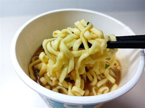 横浜家系 豚骨醤油ラーメン【ファミリーマート】濃厚な味わいの醤油ラーメンです いぬきちのコンビニ飯