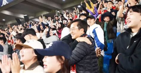 김동연·붉은악마 외친 함성 태극전사 가슴에수원 경기장 ‘금빛 응원