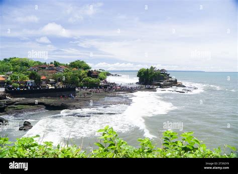 Pura Tanah Lot Adalah Salah Satu Pura Tempat Ibadah Umat Hindu Yang