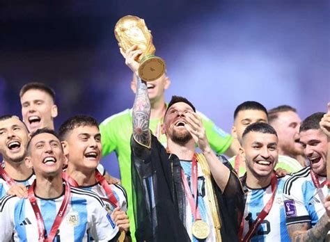 Messi Levanta Al Cielo De Lusail Su Gran Sueño La Copa Del Mundo